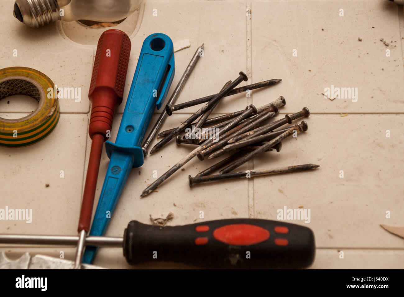 Flat renovation, master of his tools scattered all over the table ...