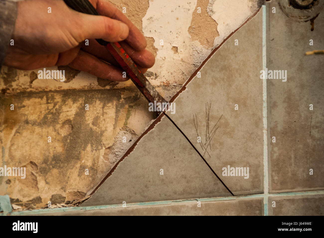 Flat renovation, ceramics, master robbing old tiles in the bathroom ...