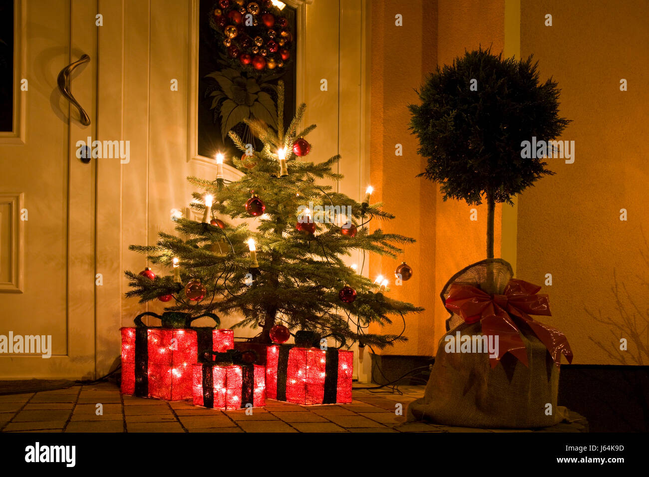 Around the corner hi-res stock photography and images - Alamy