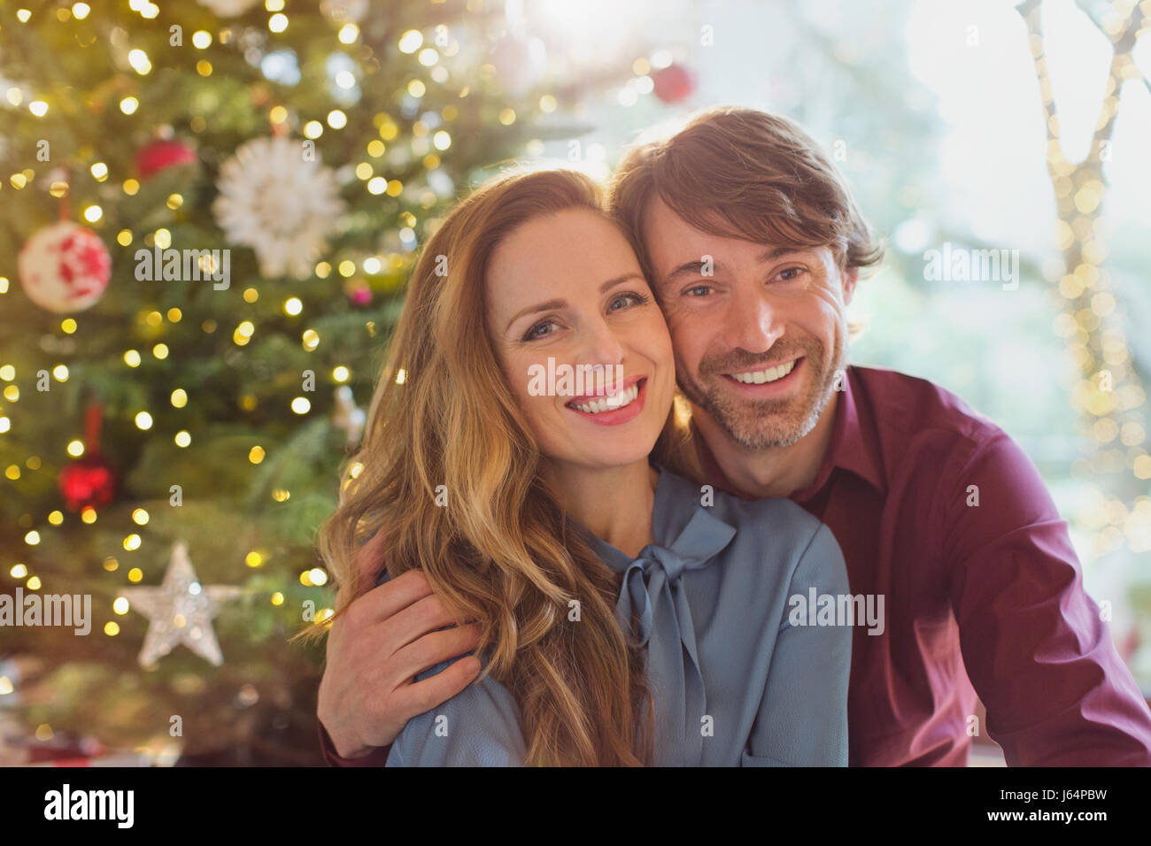 Couple hugging tree hi-res stock photography and images - Alamy