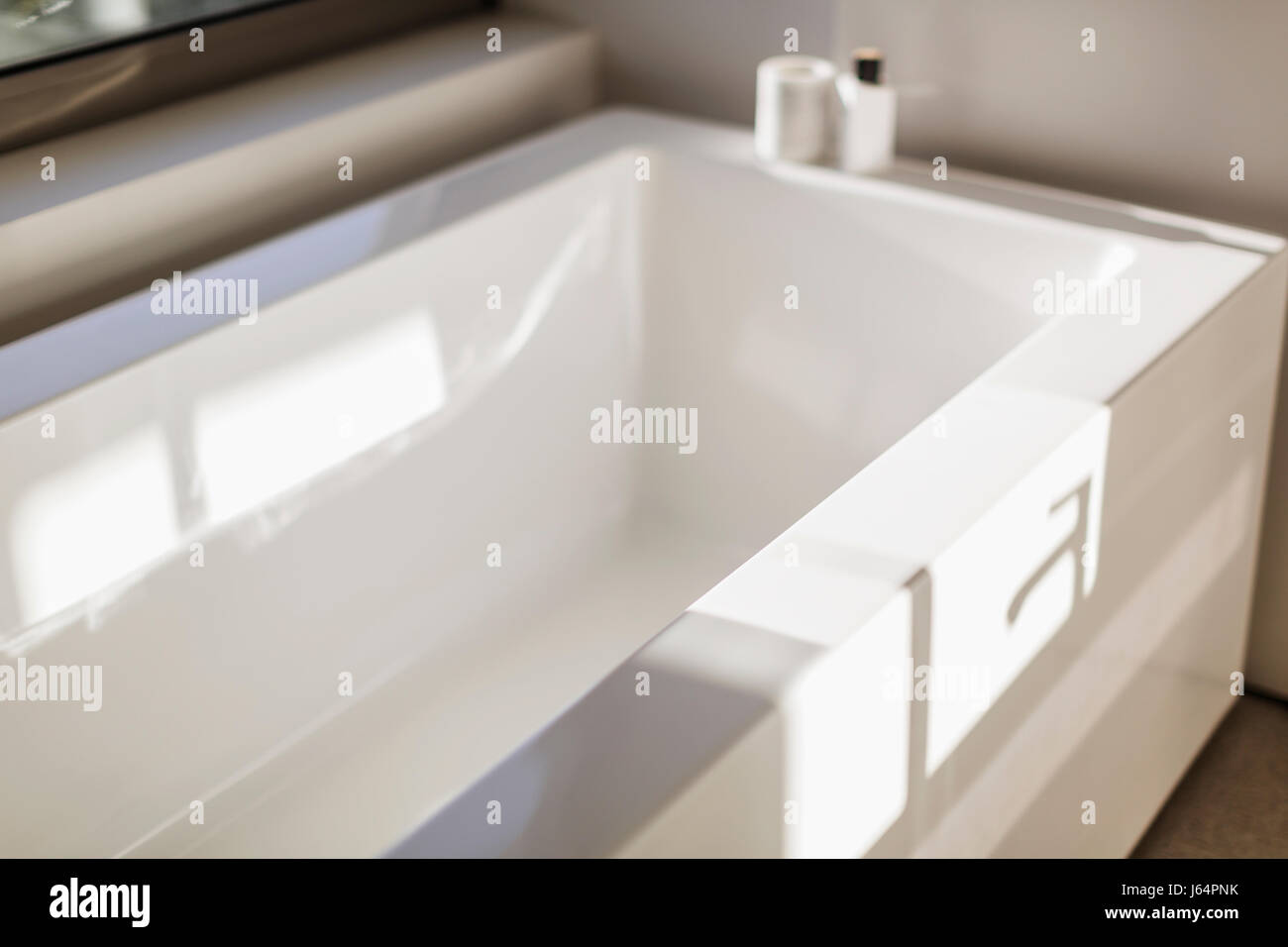 White modern tub hi-res stock photography and images - Alamy