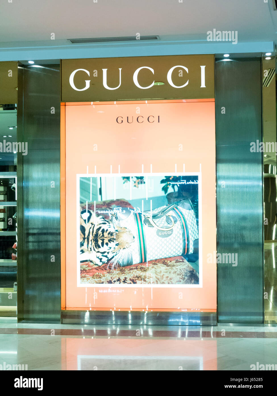 Gucci store window display hi-res stock photography and images - Alamy