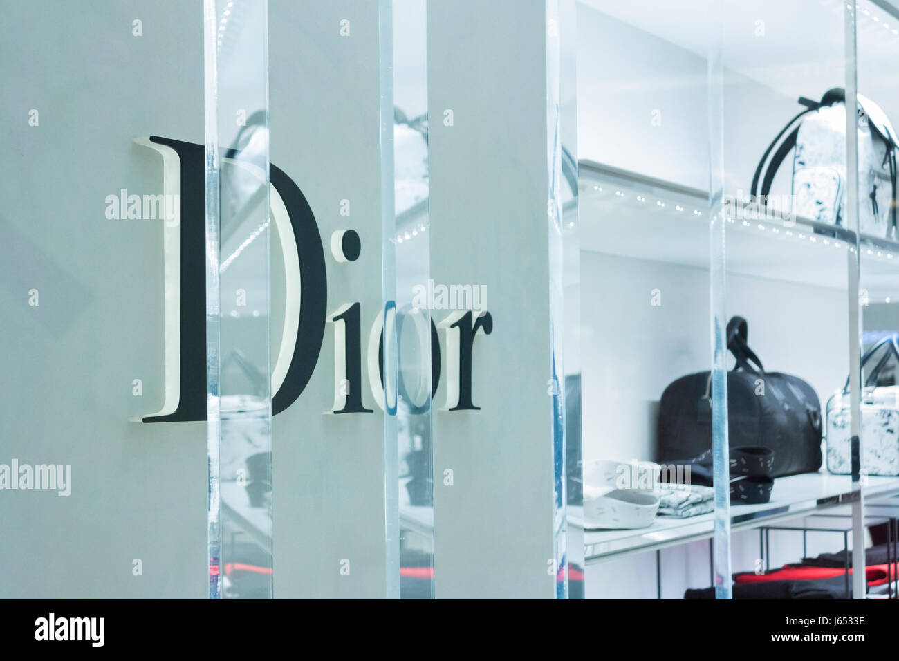 Dior shop front hi-res stock photography and images - Alamy