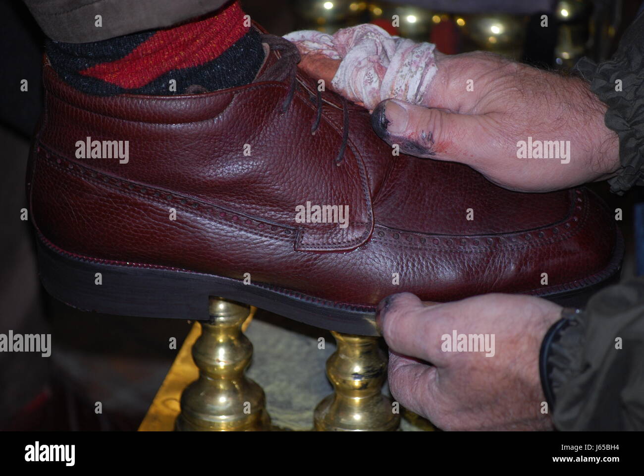 service shoes brilliance furbish shoeblack polish polishing service ...