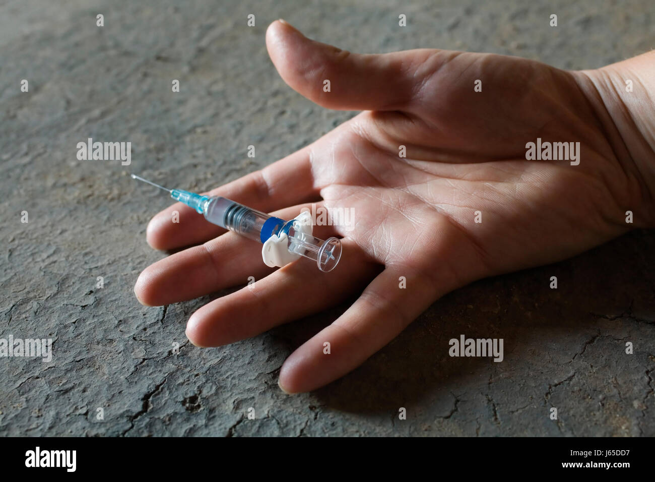 injection needle in hand Stock Photo - Alamy