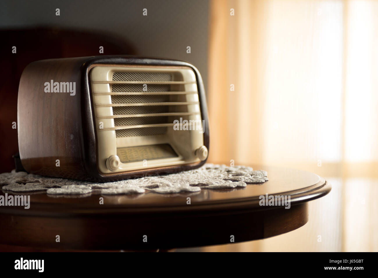Vintage radio on round hi-res stock photography and images - Alamy