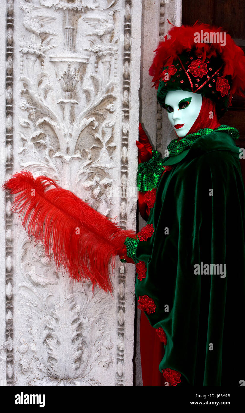 Feather cloaks hi-res stock photography and images - Alamy