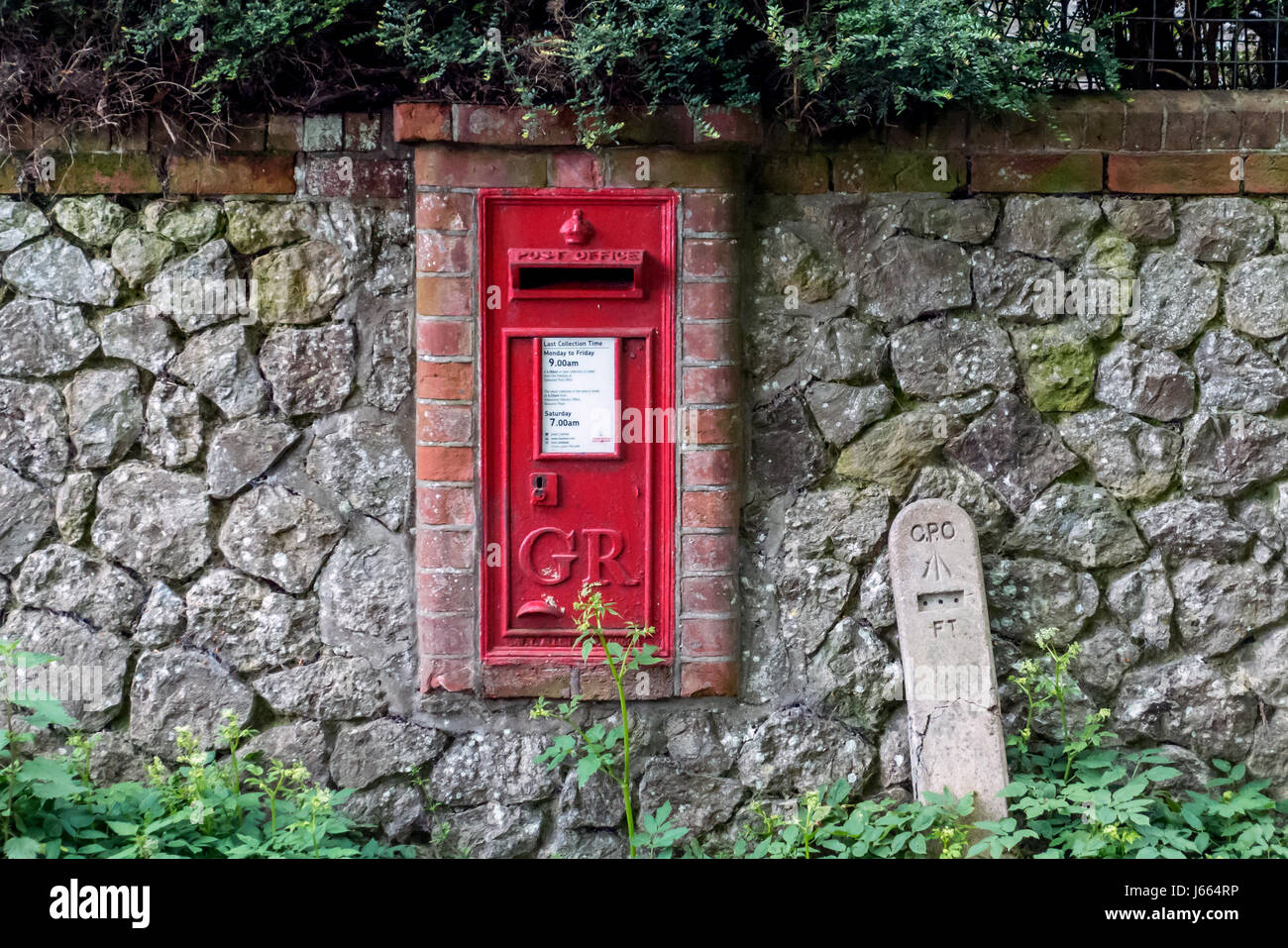 Classic English Royal Mail village letterbox Stock Photo - Alamy