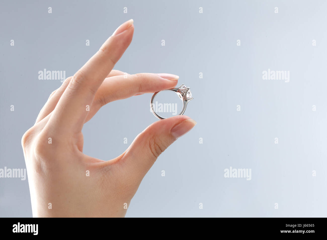 The hand holding the ring Stock Photo - Alamy