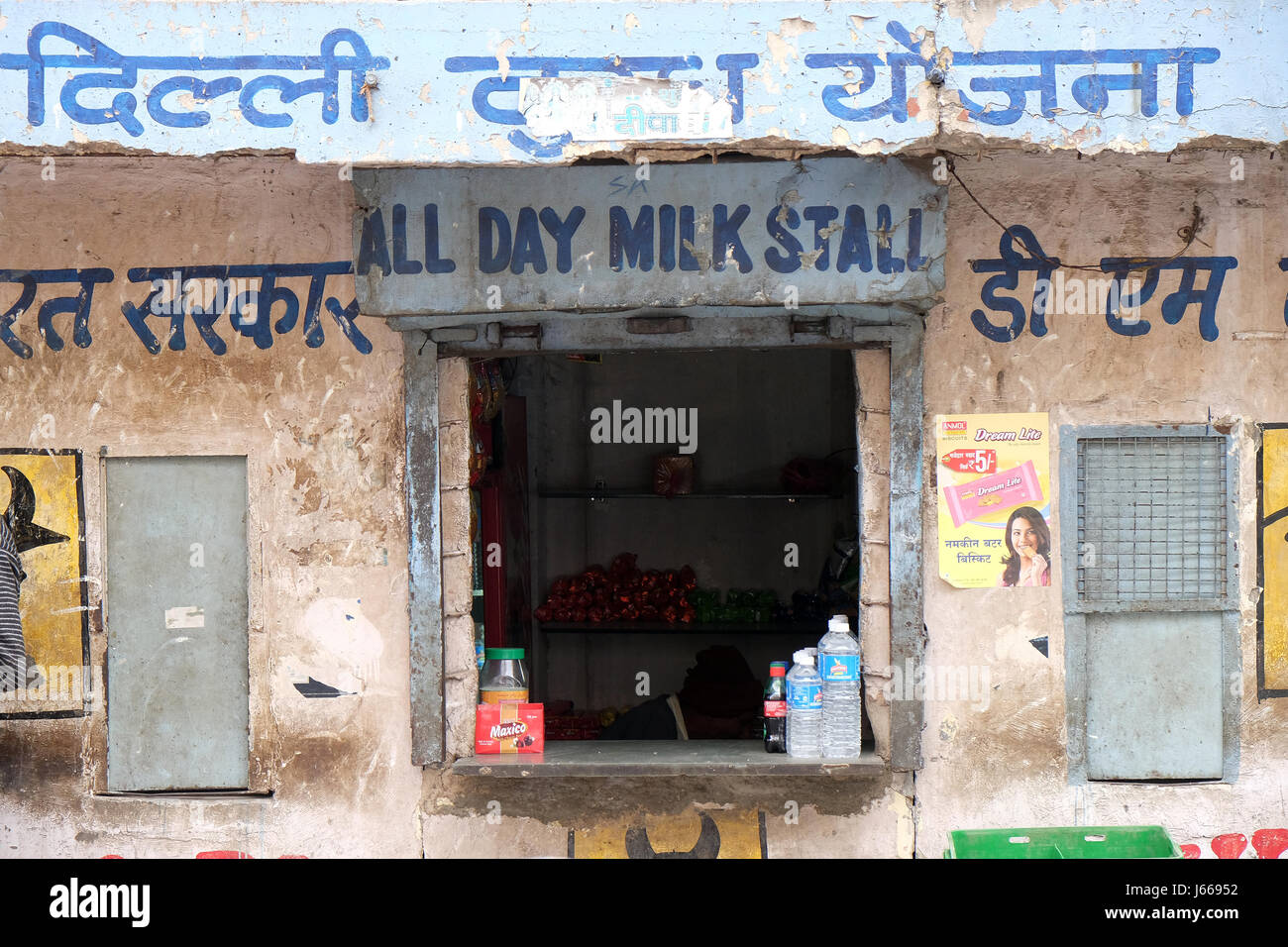 Day milk stall in Delhi, India on February, 13, 2016 Stock Photo - Alamy