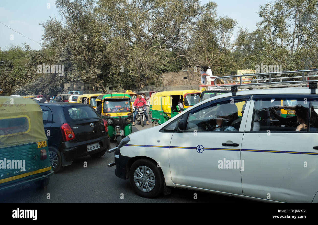 Delhi road cars hi-res stock photography and images - Alamy