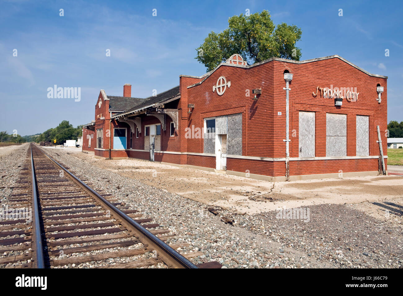station city town tracks rail small tiny little short old depot ...
