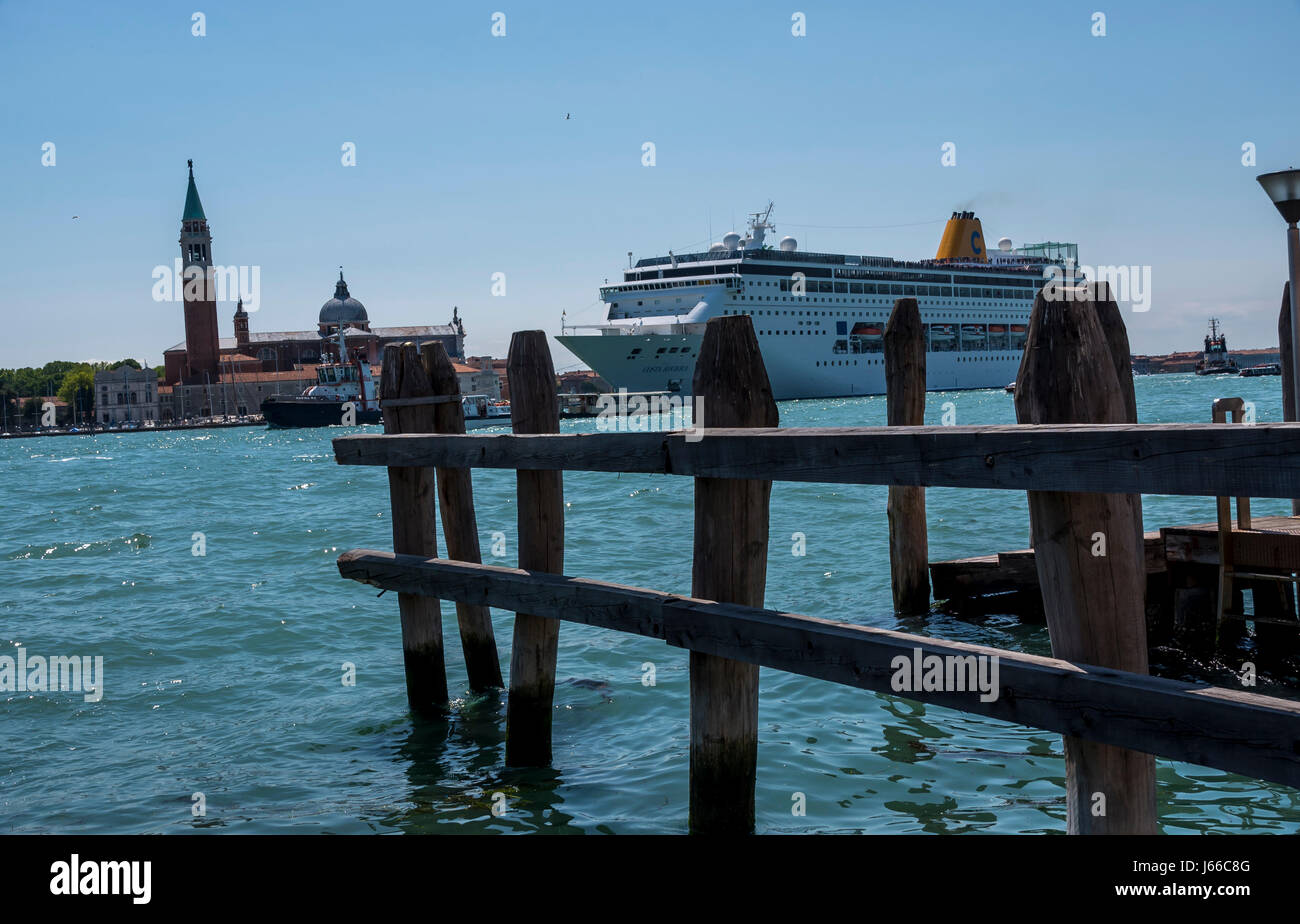 Cruise ships sailing through Giudecca Canal/Center of Venice Stock ...