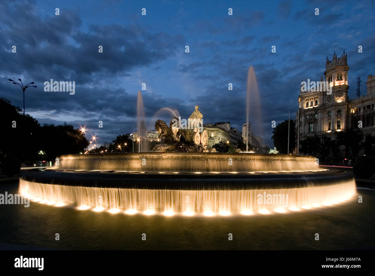 night nighttime spain fountain madrid water lighting illumination light ...
