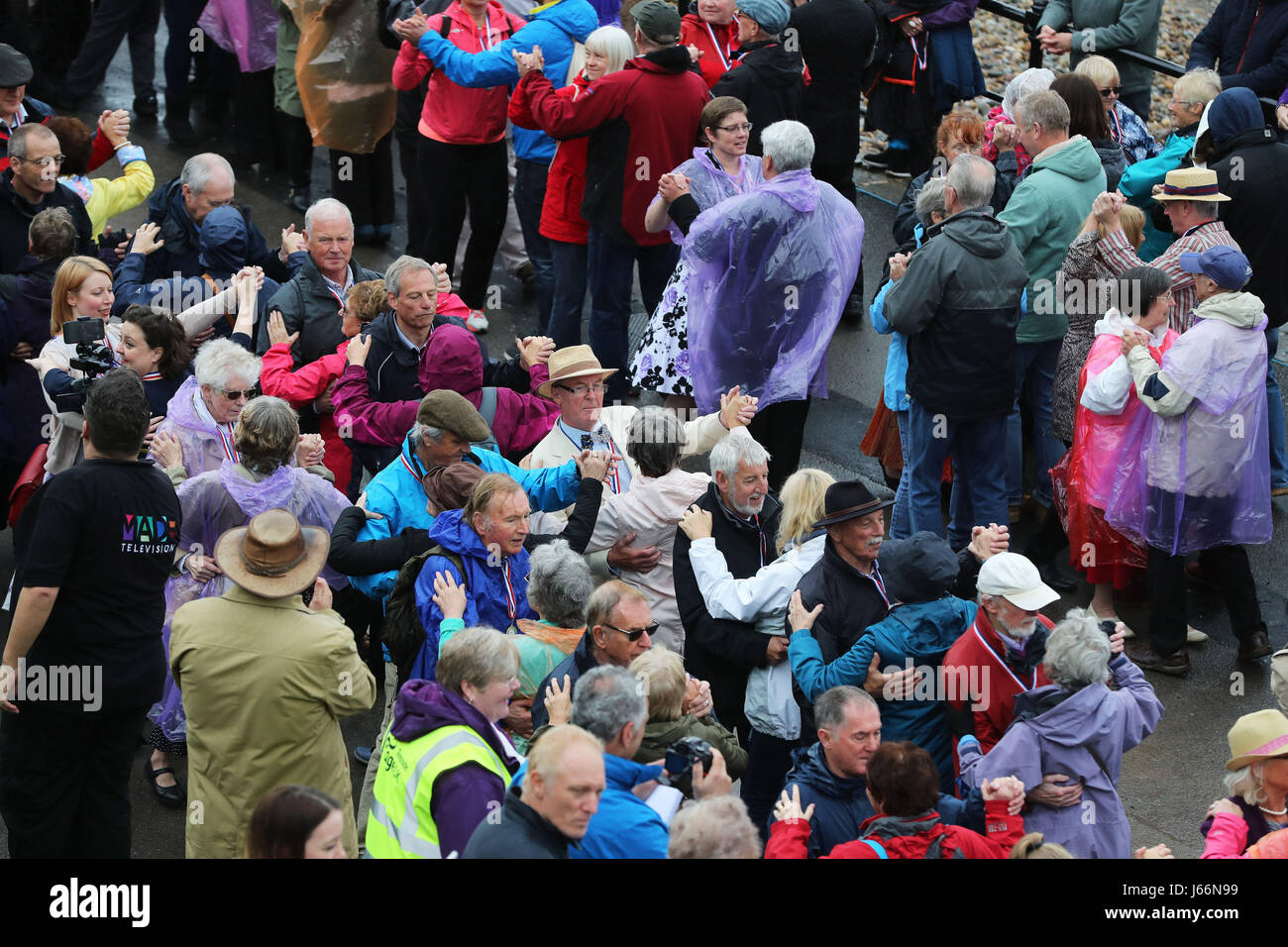 000 people waltzing same time saltburn pier hi-res stock photography ...