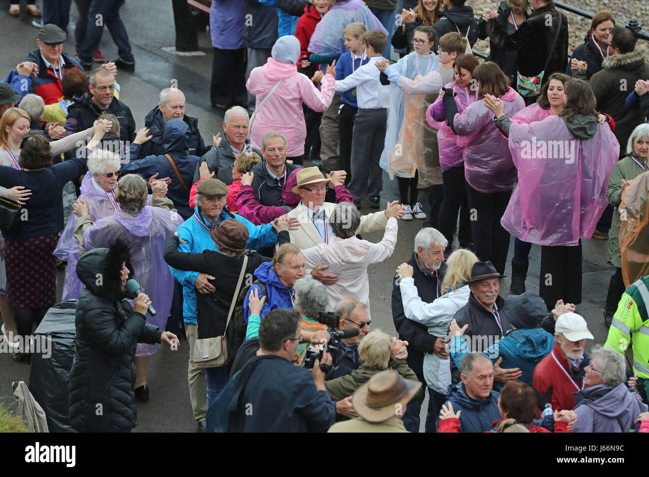 000 people waltzing same time saltburn pier hi-res stock photography ...
