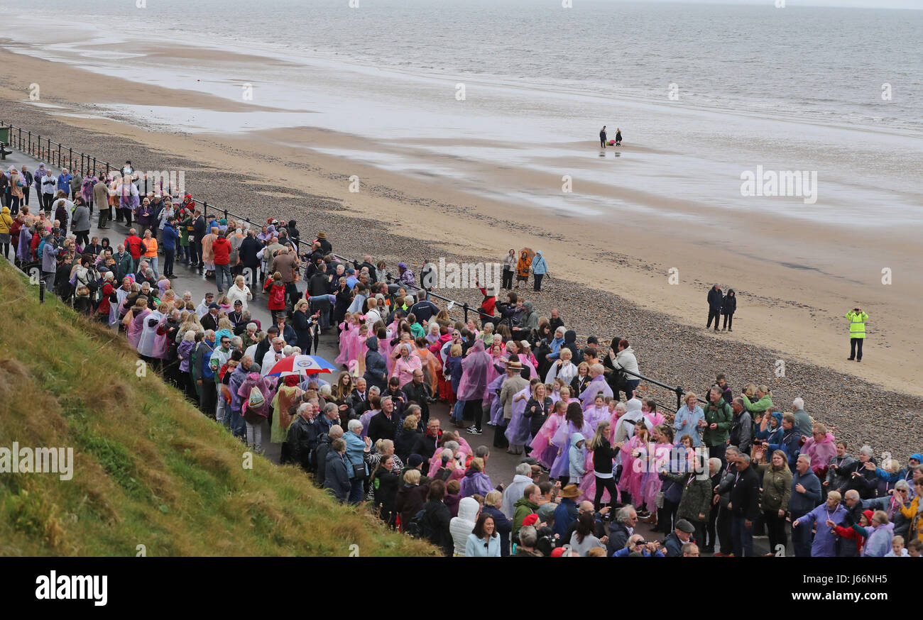 000 people waltzing same time saltburn pier hi-res stock photography ...