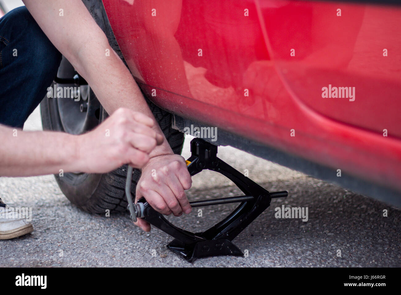 A car remained broken on the road, the driver takes a crane to lift the ...