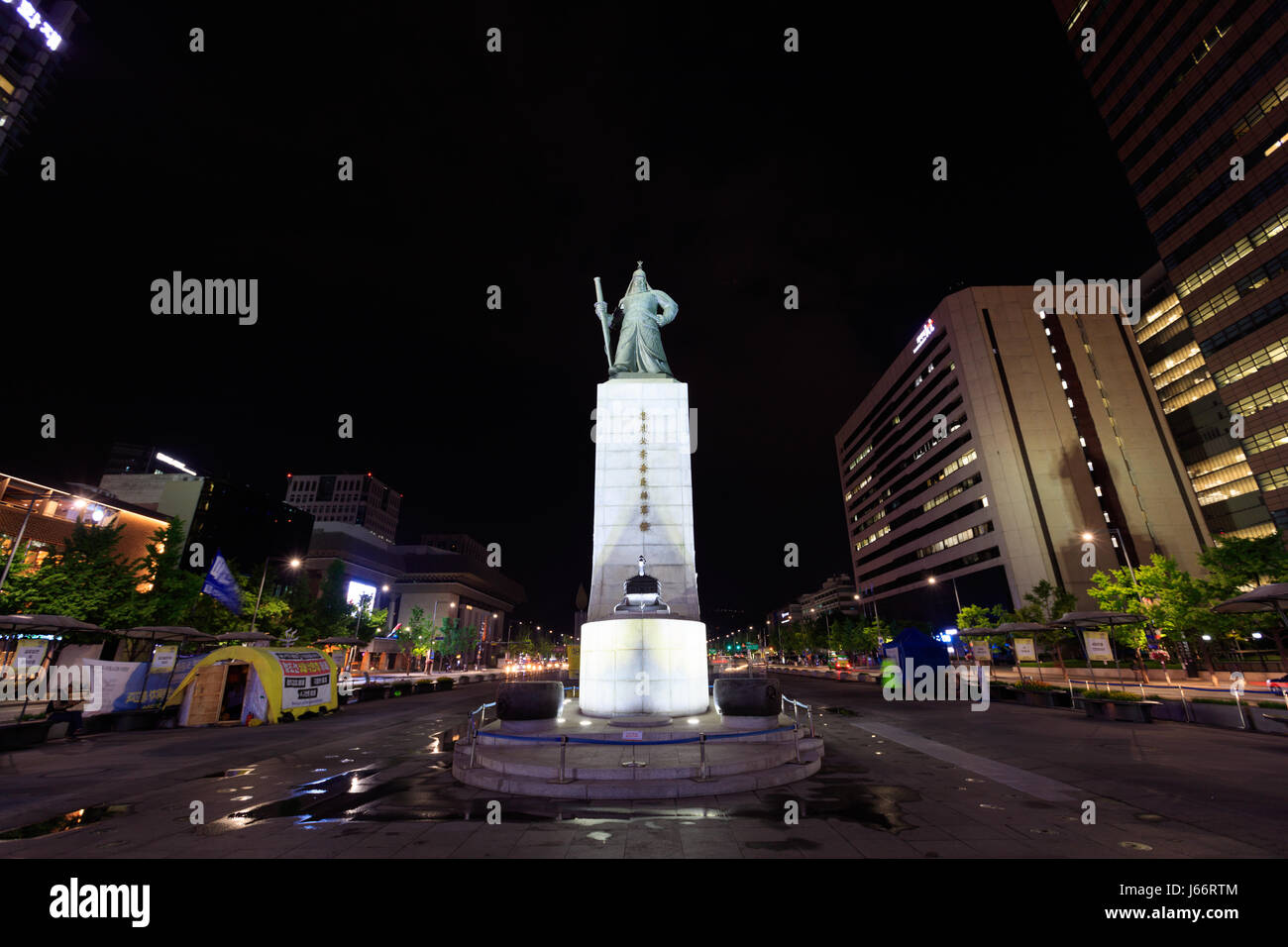 Statue of the Admiral Yi Sun-sin at the Gwanghwamun square at night in ...