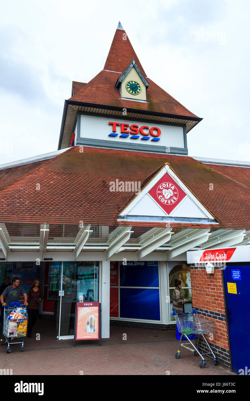Tesco superstore supermarket exterior hi-res stock photography and ...