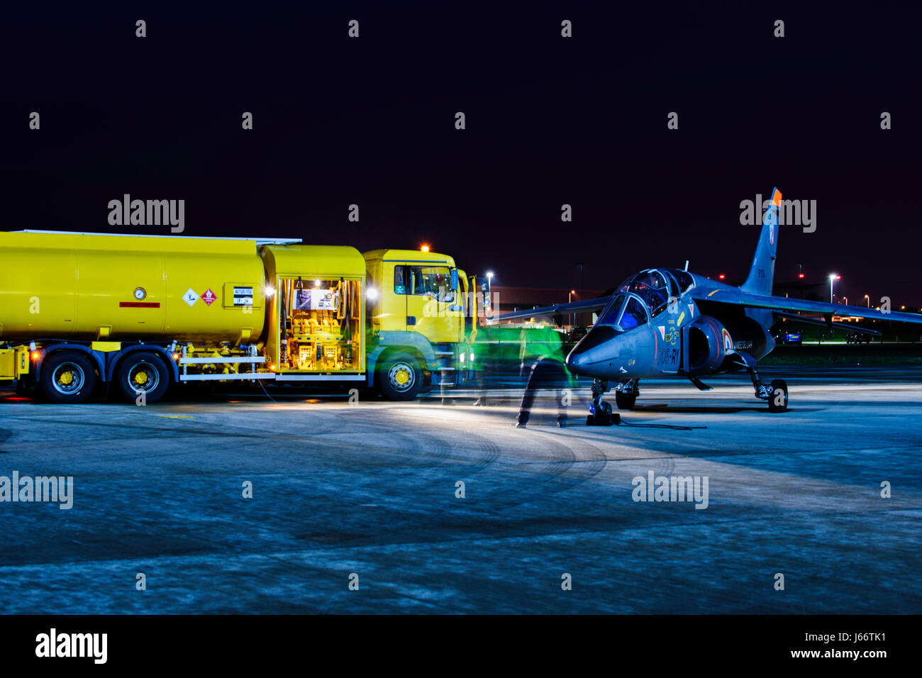 Refueling French airforce Alpha jet at RAF Notholt Stock Photo - Alamy