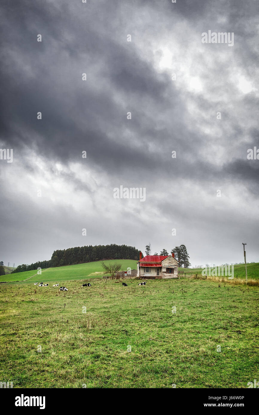 abandoned farm house with overcast sky Stock Photo - Alamy