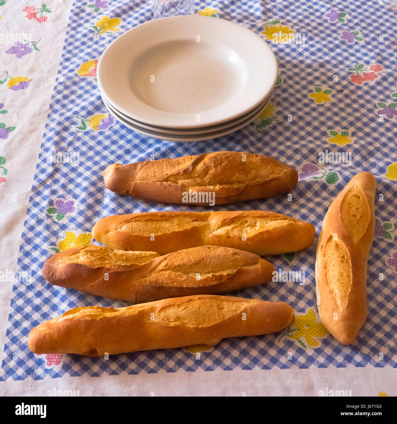 Plates of bread hi-res stock photography and images - Alamy