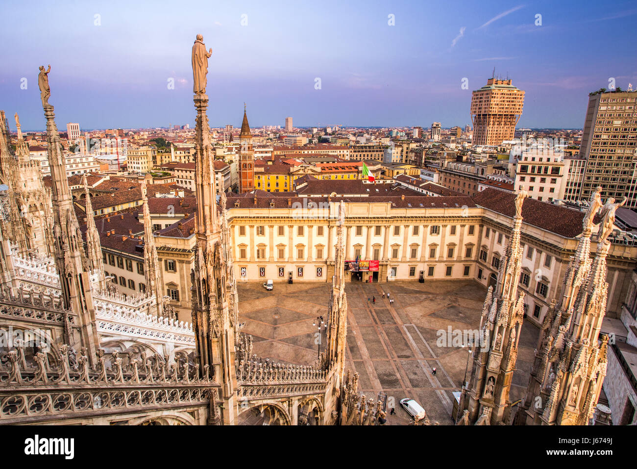 Exterior view of milan cathedral hi-res stock photography and images ...