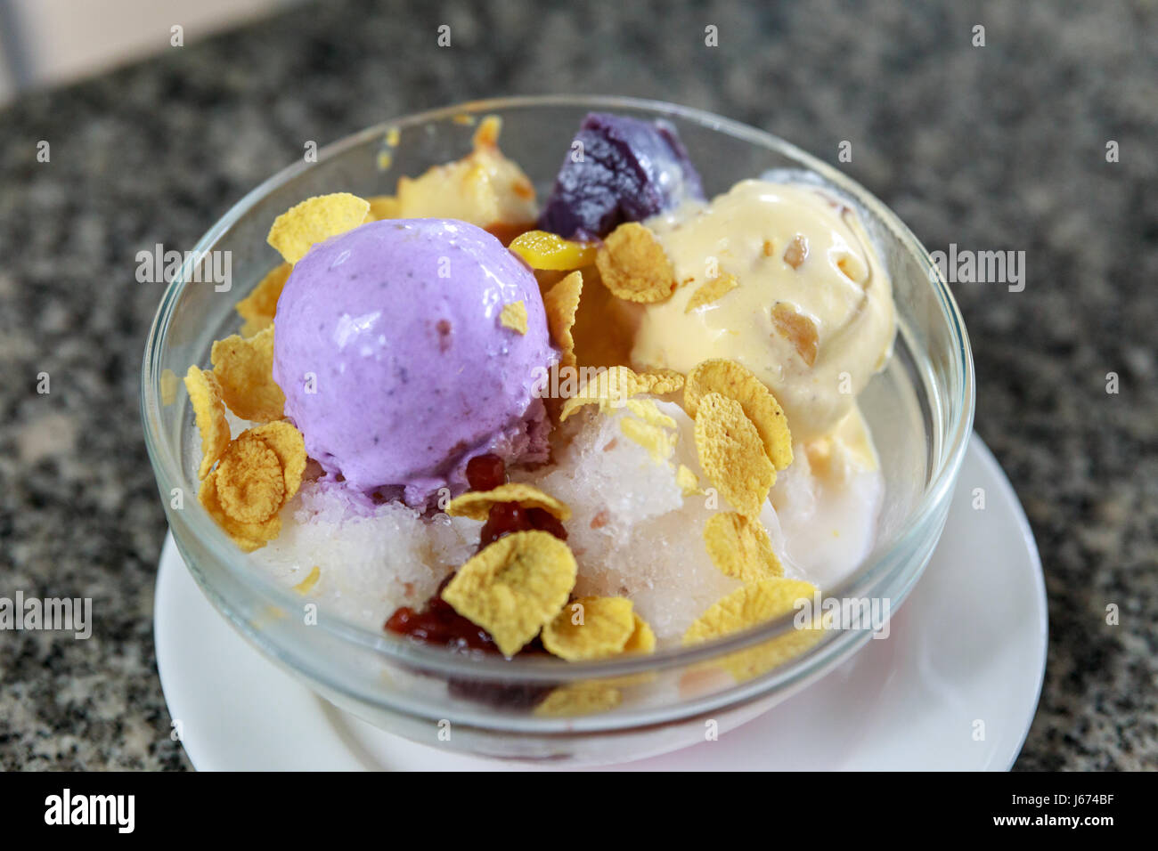 halo halo, Filipino summer dessert Stock Photo - Alamy
