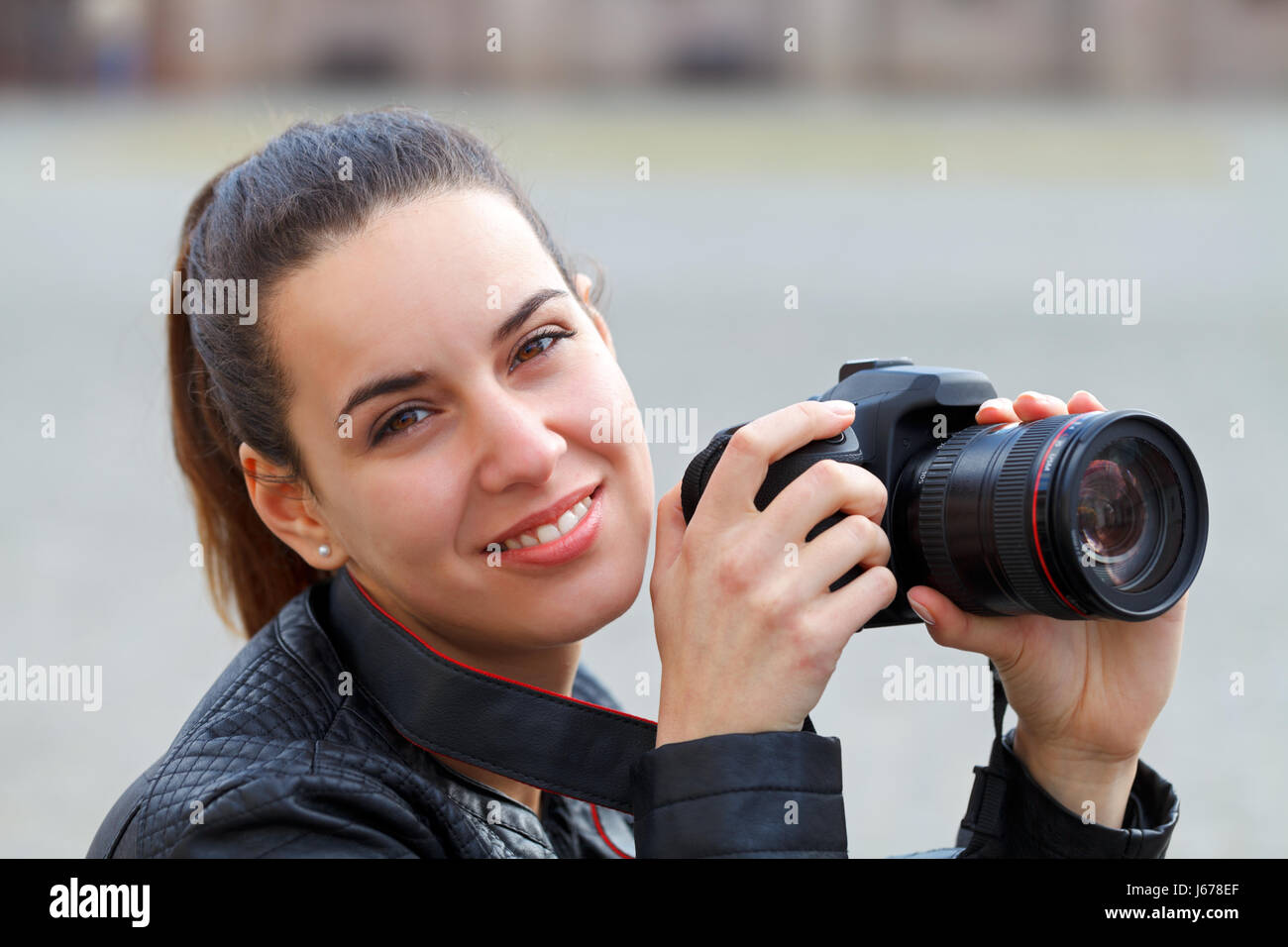 Beautiful young woman with a dslr camera Stock Photo - Alamy