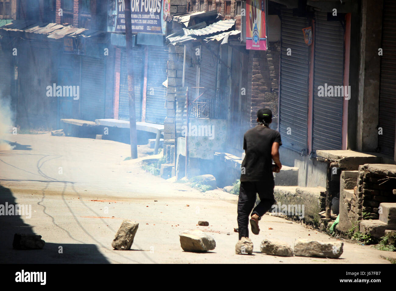 Anantnag, India. 19th May, 2017. Kashmiri Muslim Youth pelted stones on Security forces in ...
