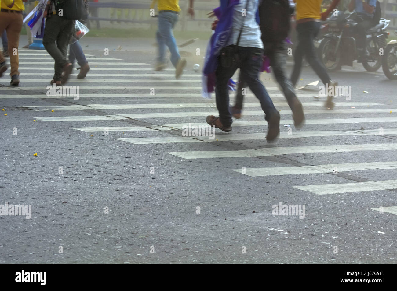 Kolkata street crossing hi-res stock photography and images - Alamy