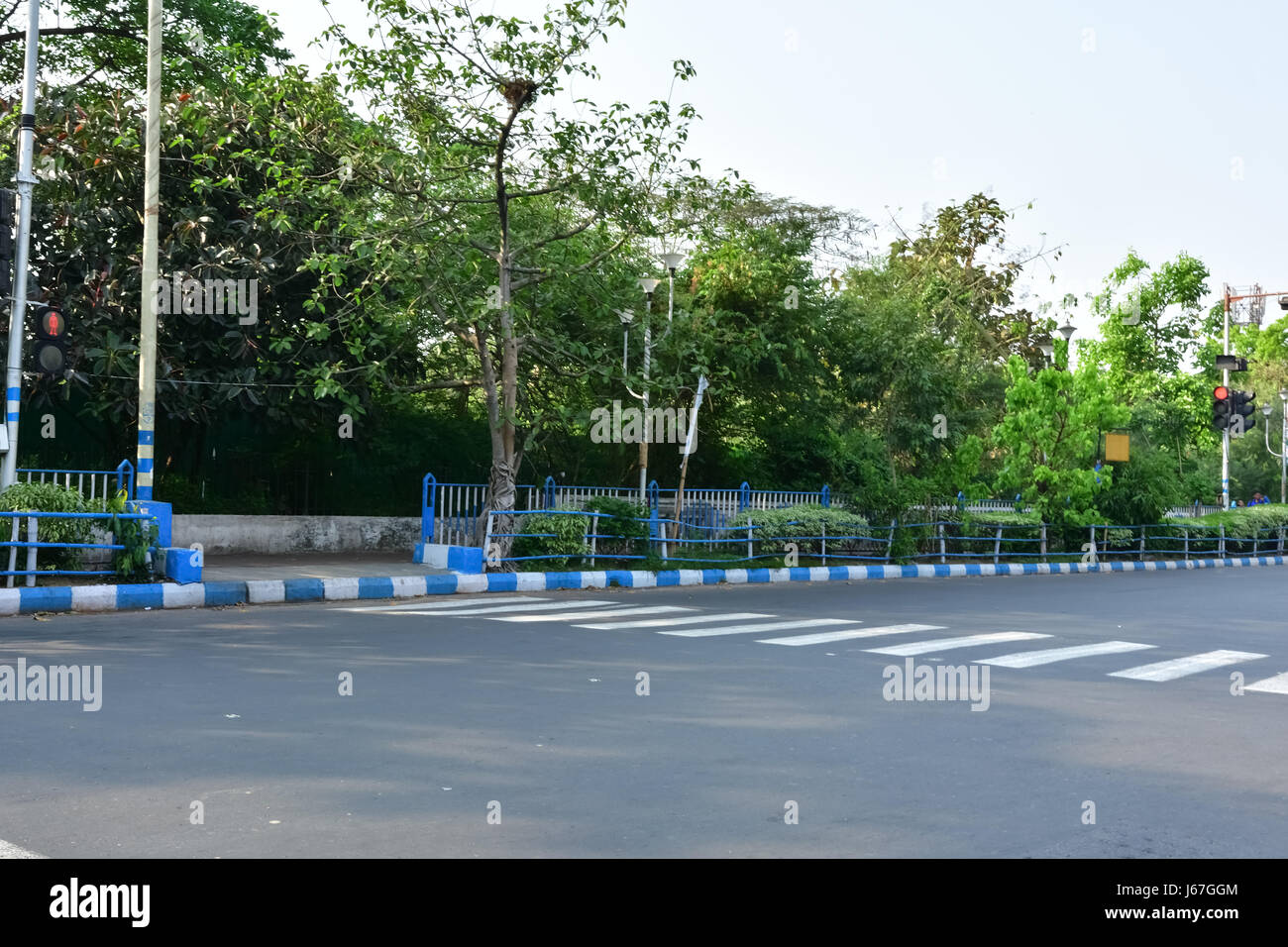 India pedestrian crossing hi-res stock photography and images - Alamy