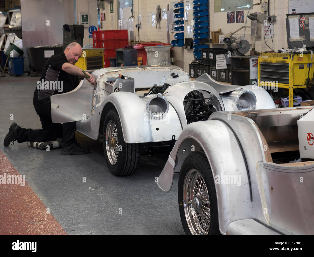 Car factory workers hi-res stock photography and images - Alamy