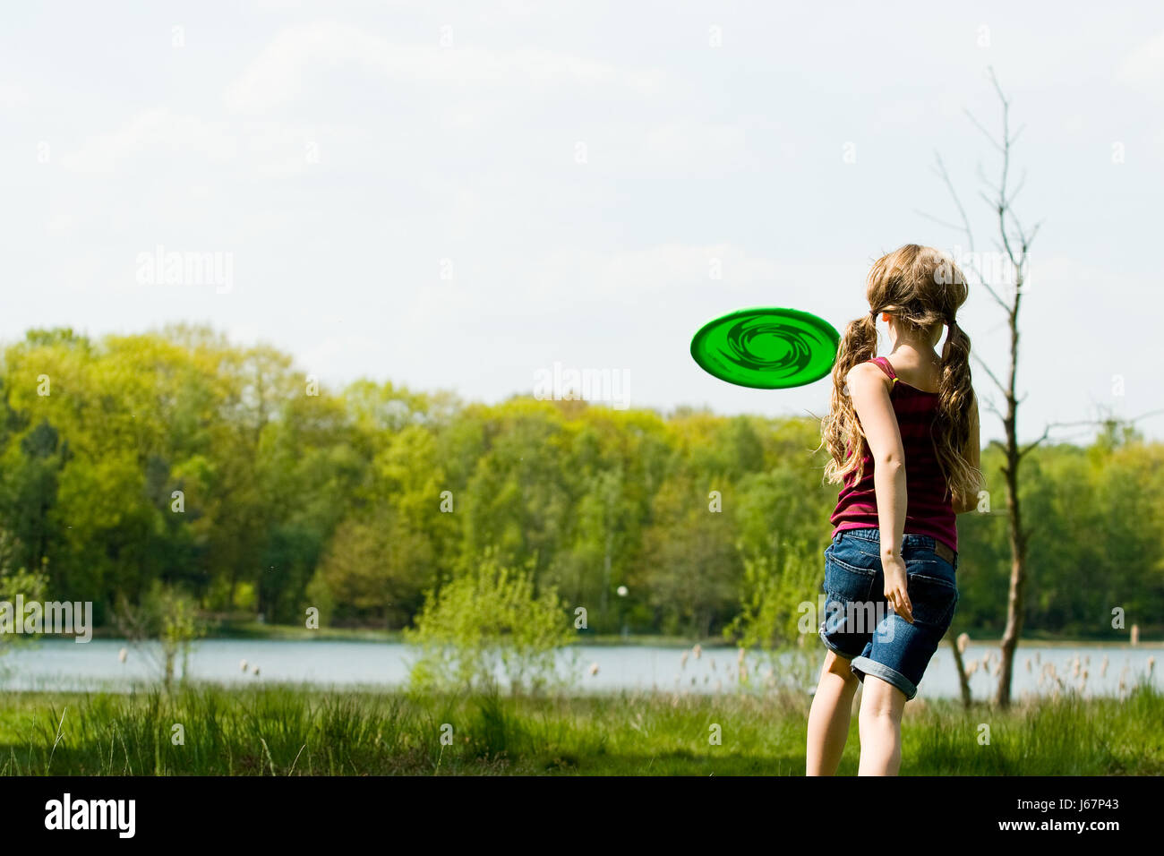 Teen playing frisbee park hi-res stock photography and images - Alamy
