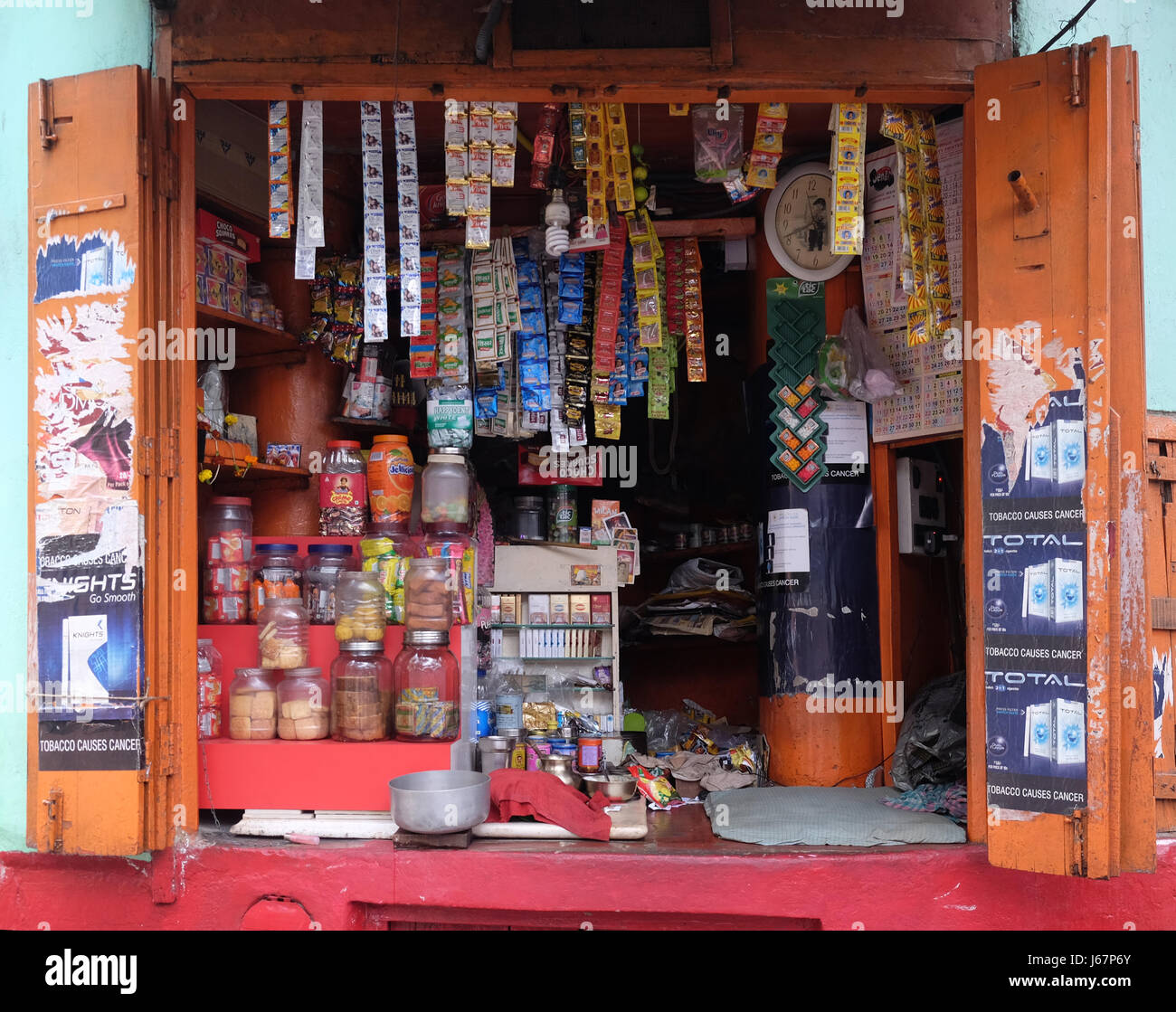 Small grocery shop indian hi-res stock photography and images - Alamy