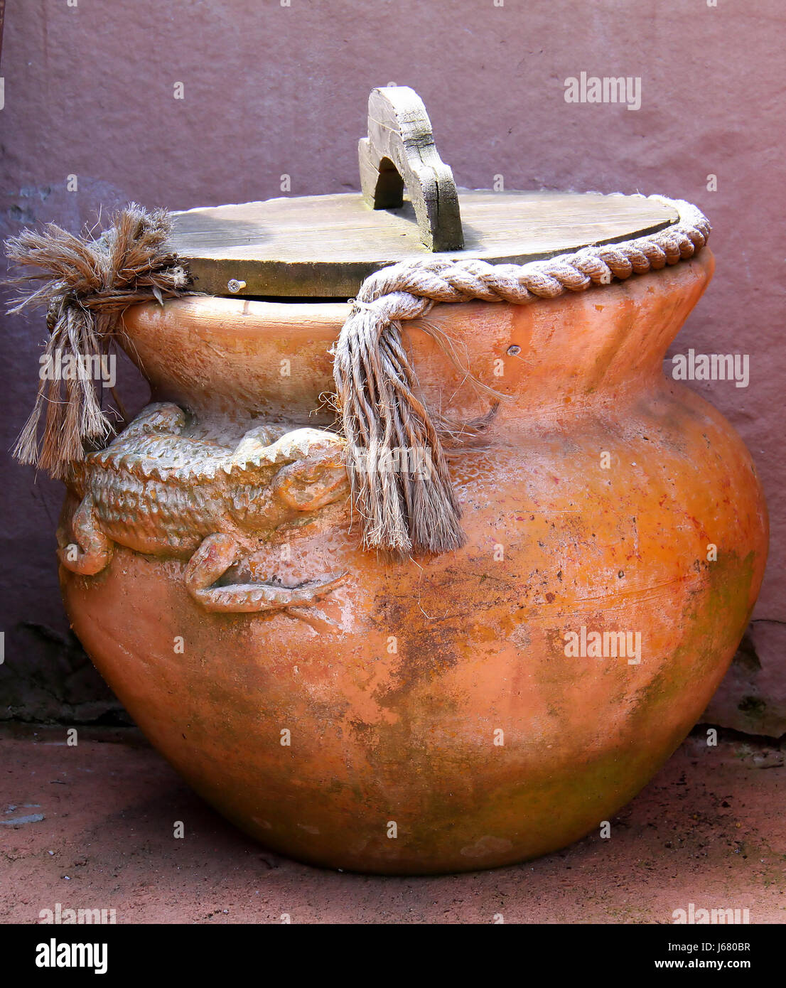 Clay pot ton hi-res stock photography and images - Alamy
