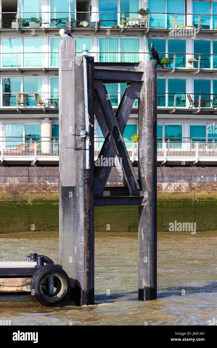 Mooring river thames hi-res stock photography and images - Alamy