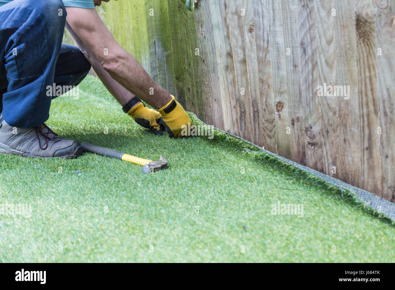 Fence fixing hi-res stock photography and images - Alamy