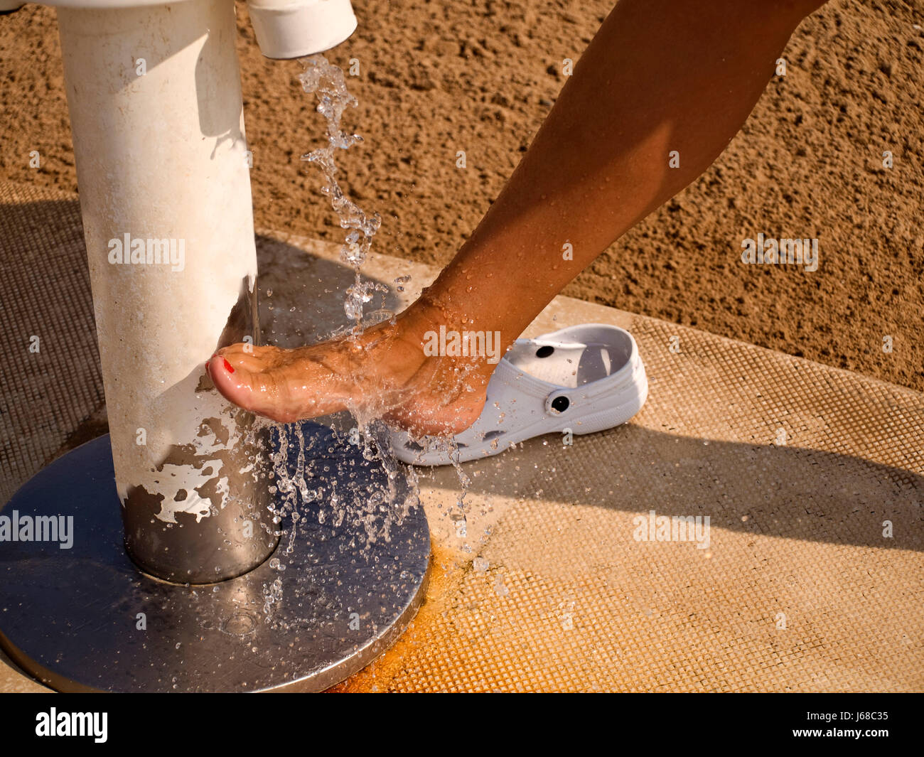 beach life - foot cleaning Stock Photo - Alamy