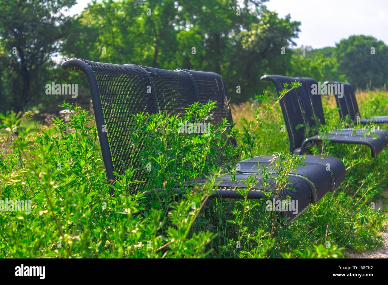 Green metal bench hi-res stock photography and images - Alamy