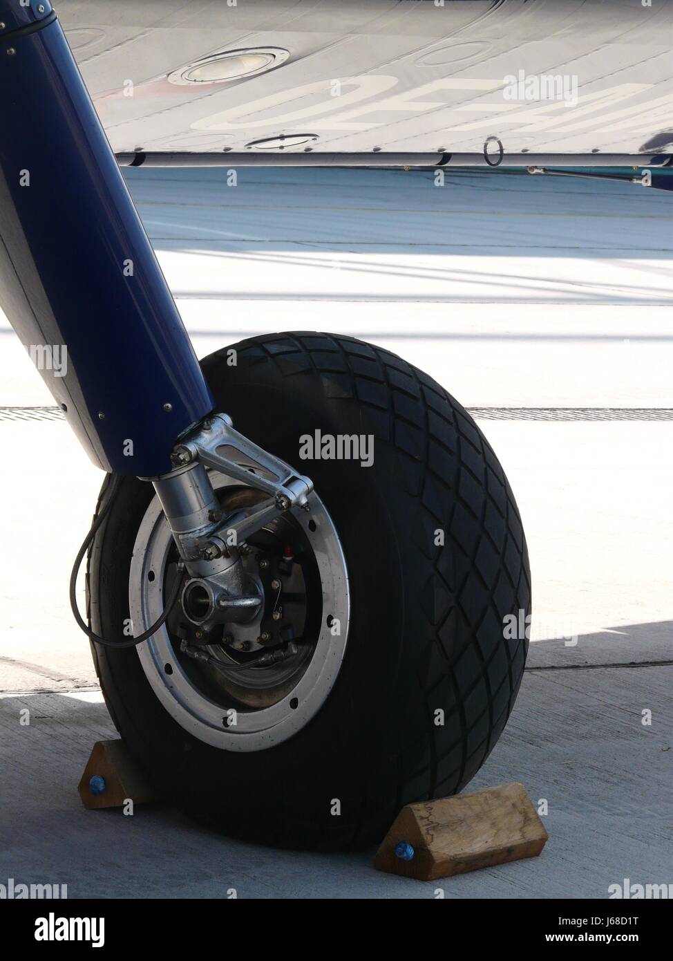 an aircraft wheel Stock Photo - Alamy