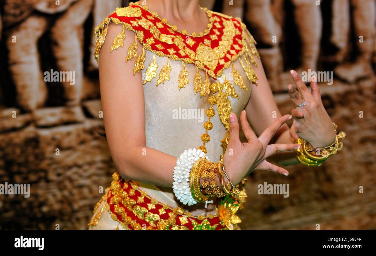 Khmer folk dance hi-res stock photography and images - Alamy
