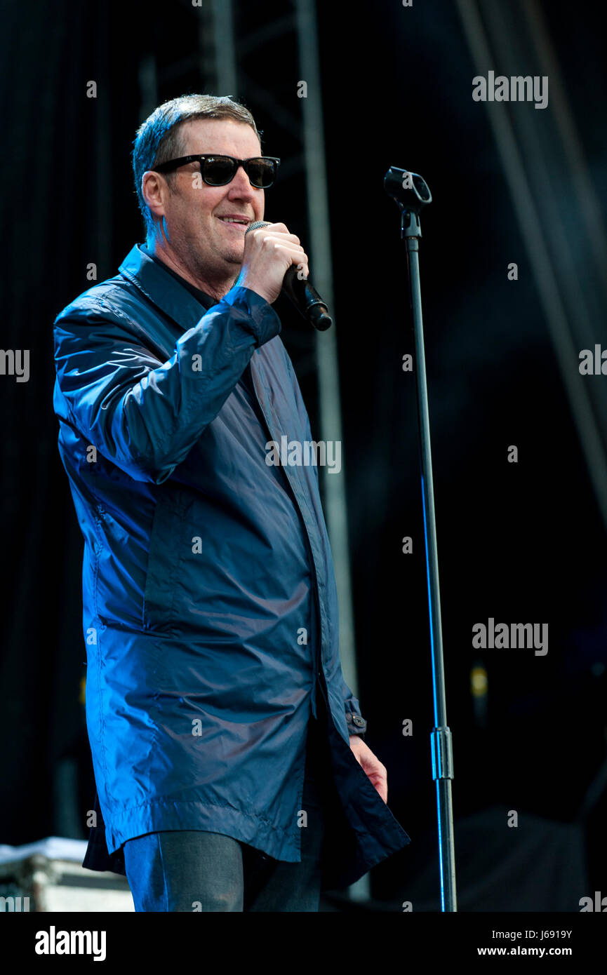 Lead singer of support band hi-res stock photography and images - Alamy