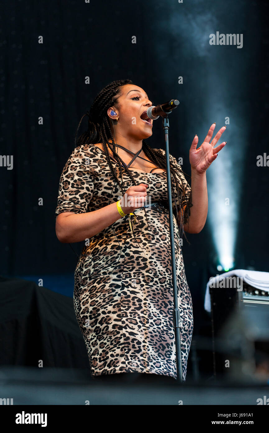 Lead singer of support band hi-res stock photography and images - Alamy