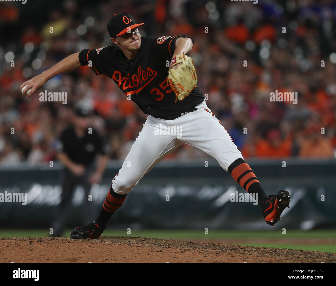 Baltimore Orioles pitcher Brad Brach (35) delivers to a Toronto Blue ...
