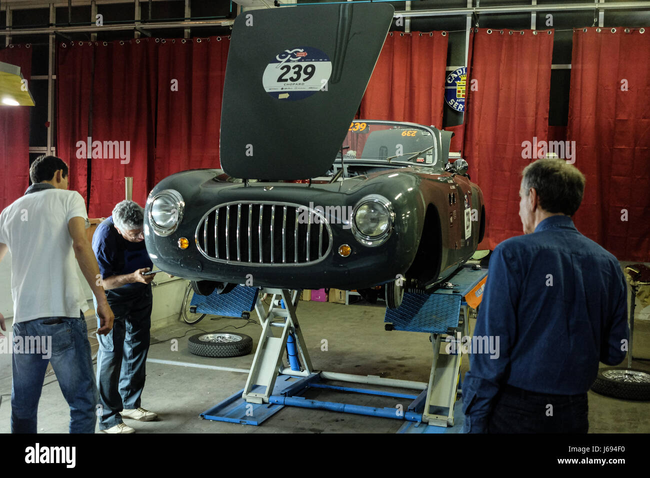 Vintage cars garage hi-res stock photography and images - Alamy