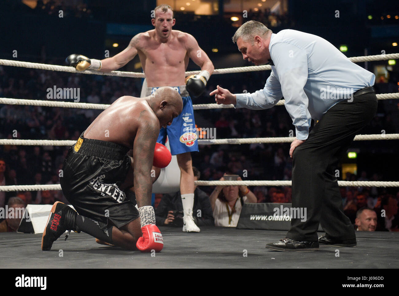 Hamburg, Germany. 20th May, 2017. German boxer Mario Daser and the UK's ...