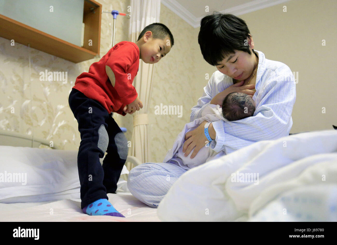 (170520) -- BEIJING, May 20, 2017 (Xinhua) -- Song Dan breastfeeds her ...