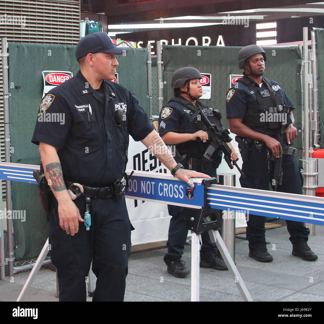 May 19, 2017 - New York, New York, U.S. - Three heavily armed POLICE ...